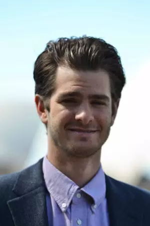 Andrew Garfield kọ awọn ọmọde pẹlu autism bi o ṣe le lọ kiri