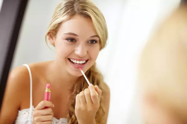 Mara żagħżugħa li tapplika lip gloss