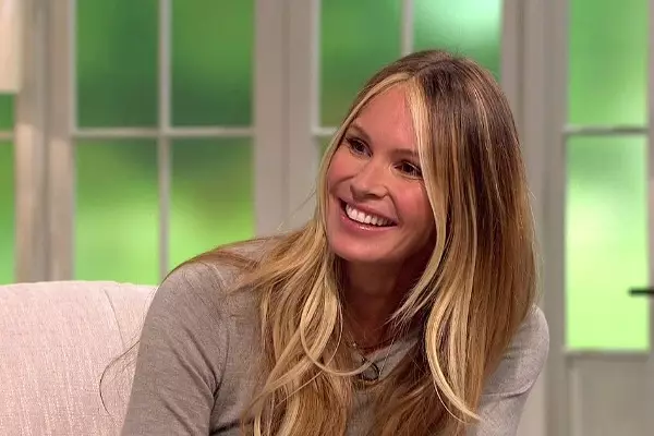 Elle MacPherson ekvidis sur la stratoj de Londono