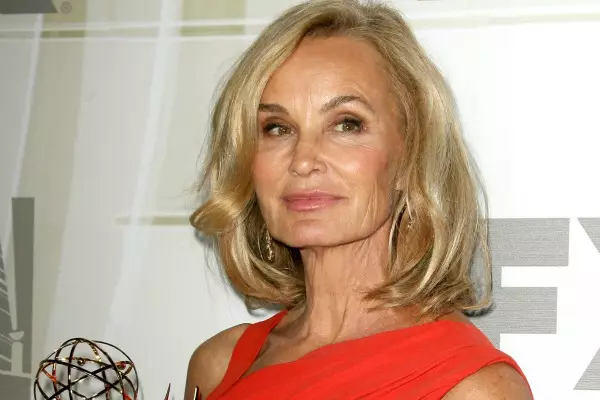 Jessica Lange kaj famuloj, kiuj aspektas fabela ĉe 50 jaroj