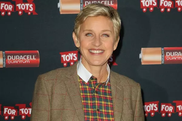 Ellen Degeneres kaj famuloj kiuj aspektas fabela ĉe 50 jaroj