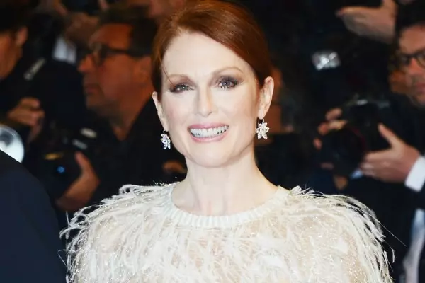 Julianne Moore kaj famuloj kiuj aspektas fabela ĉe 50 jaroj