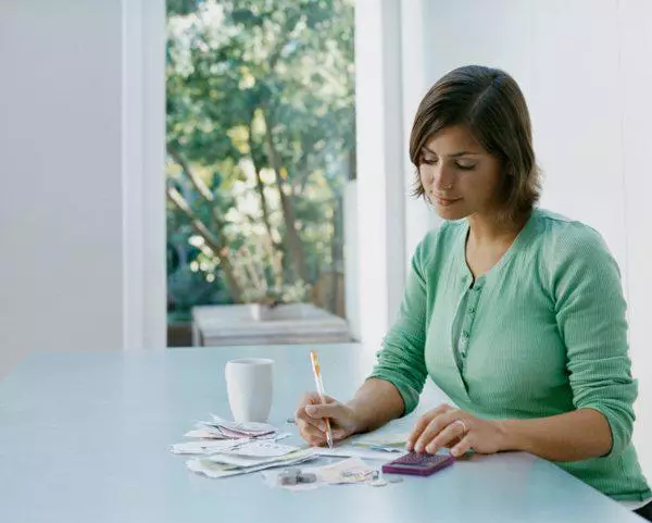 Frau, die Kosten berechnet