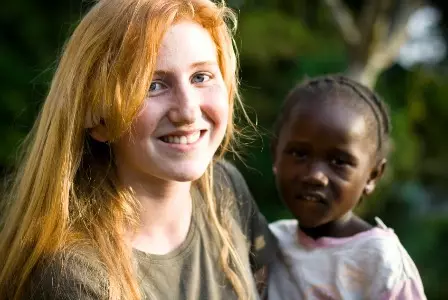 Voluntário adolescente na África