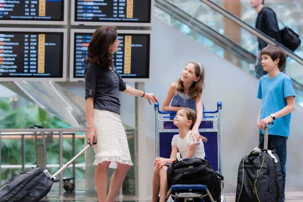 空港で子供を持つ母親