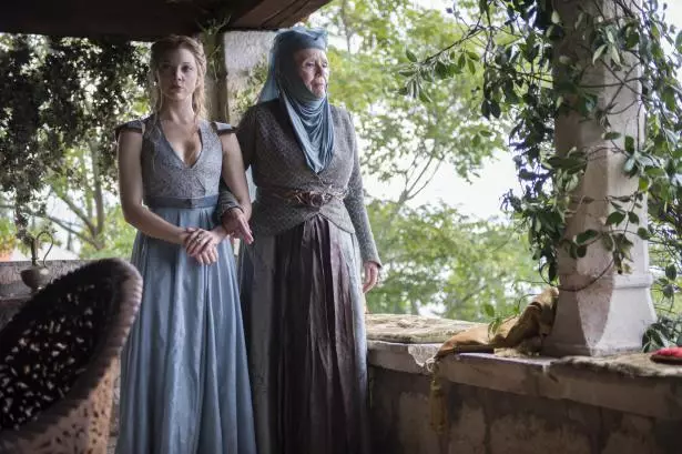 Margaery lan Olenna mlaku-mlaku ing taman ing Game of Thrones