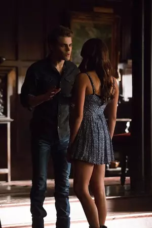 Stefan na Elena na-ekwu okwu na Vampire Diaries