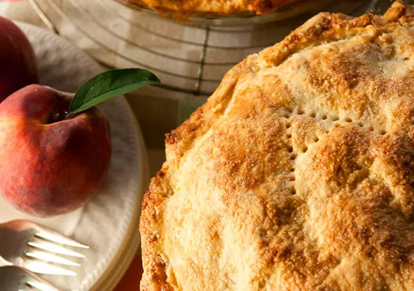 Ang Recipe sa Peach Pie sa Labor Day ni Joyce Maynard