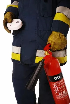 bombero nga naggunit og extinguisher ug smoke alarm