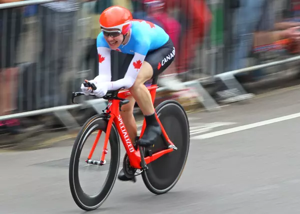 क्लारा ह्युजेस लन्डन २०१२ ओलम्पिकमा साइकल चलाउँदै