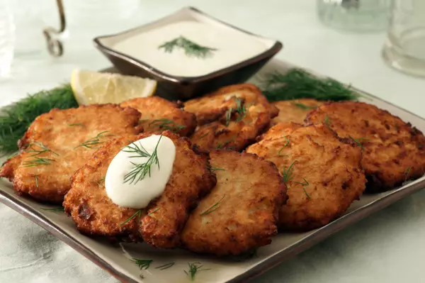 ਡੁਬੋਣ ਵਾਲੀ ਚਟਣੀ ਦੇ ਨਾਲ latkes