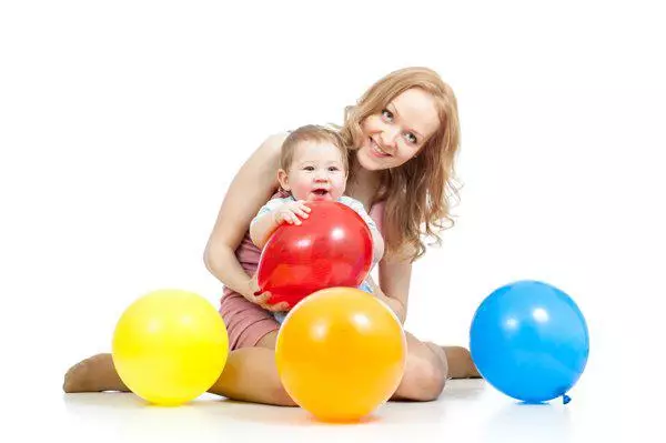 mamma spelar ballong med baby