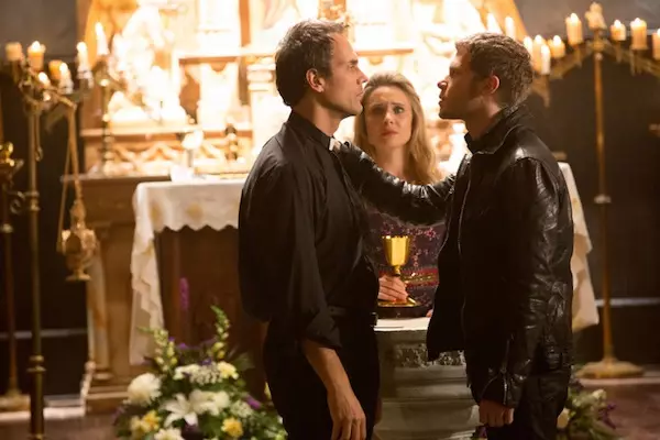 Klaus îl amenință pe părintele Kieran în The Originals