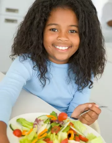 Koduõppes laps sööb salatit