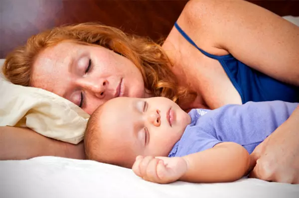 Anya és baba alszik