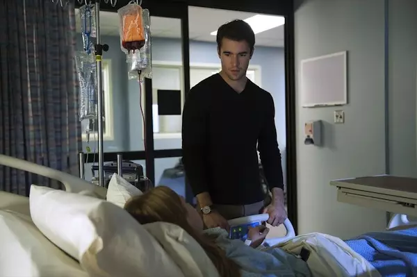 Daniel rend visite à Emily à l'hôpital lors de la première mi-saison Revenge