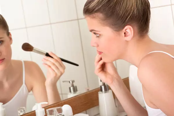 Žena nanášanie make-upu