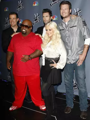 Carson Daly, Cee Lo Green, Adam Levine, Christina Aguilera און בלייק שעלטאָן.