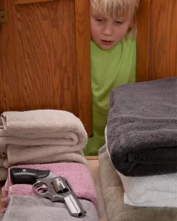 Neno atopando arma no armario