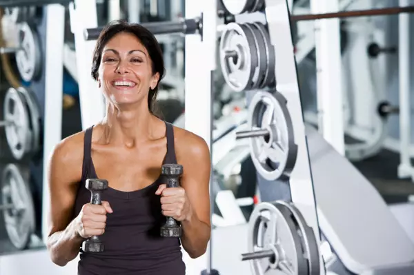 Kvinna som tränar på gymmet