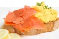 I-salmon kunye namaqanda aqhekekileyo kwi-toast