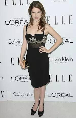 Anna Kendrick ក្នុងរ៉ូបពណ៌ខ្មៅ។