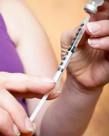 Người phụ nữ tiêm insulin