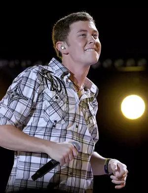 Scotty McCreery sahneden düştü