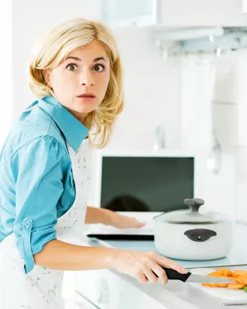 Mujer sorprendida en la cocina