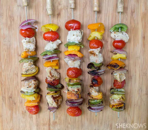 Brochetas de pollo y verduras de verano