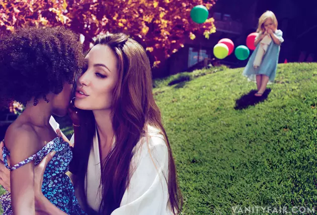 Angelina Jolie lokkich en moai yn famyljefoto yn Vanity Fair