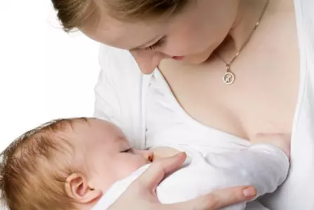 Dona lactant nadó