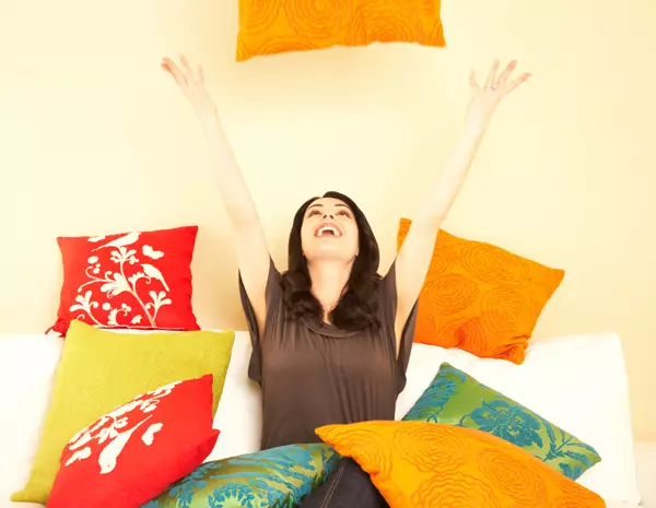 Женщина украшает подушками