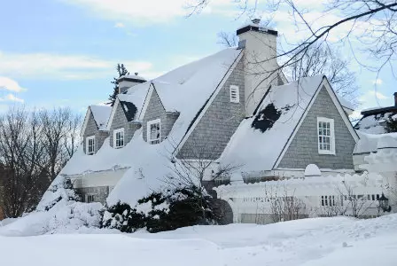 Toit recouvert de neige