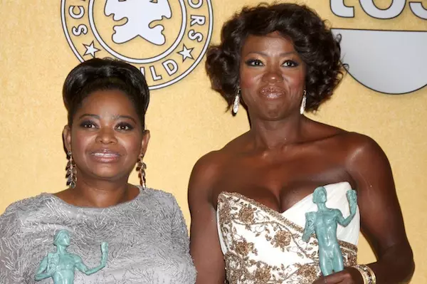 Viola Davis venkas ĉe la 2012-datita SAG Awards.