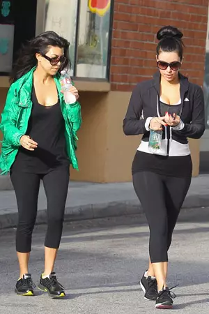 Kim Kardashian schwätzt Bestietnes iwwer Kourtney a Kim Take New York