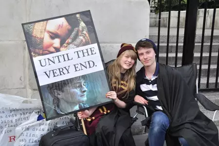 Temaşevanên Harry Potter li Londonê rêz digirin