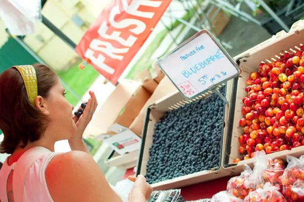 Frau mit Bio-Heidelbeeren