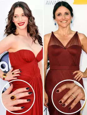 Tairní Kat Dennings agus Julia Louis-Dreyfus ag Emmys 2012