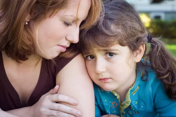 Mamma che consola la figlia