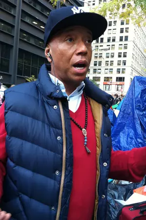 Russell Simmons ag ceannach spás fógraíochta ar Mhoslamaigh Uile-Mheiriceánach