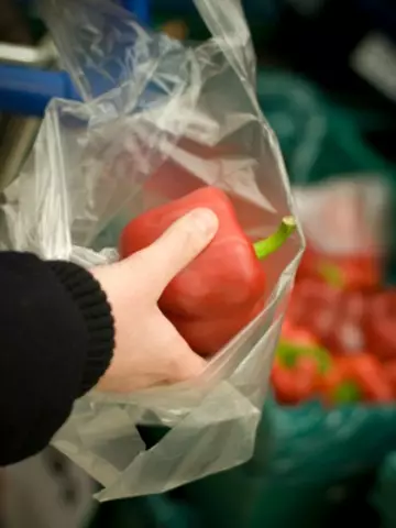 Ženska kupuje sveže pridelke