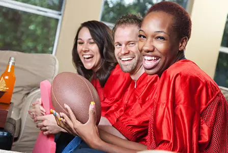 fans regardant le football sur le canapé