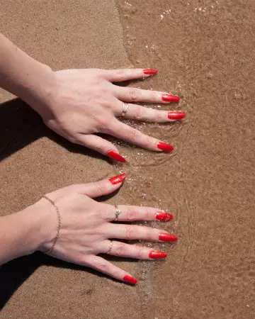 Red manicure pamahombekombe