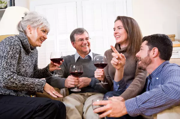 Vrouw brengt vriendje mee naar huis voor de feestdagen