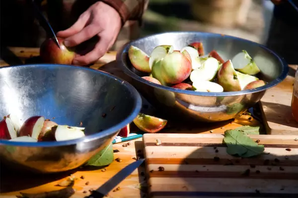 Trancher les pommes pour le cidre de pomme