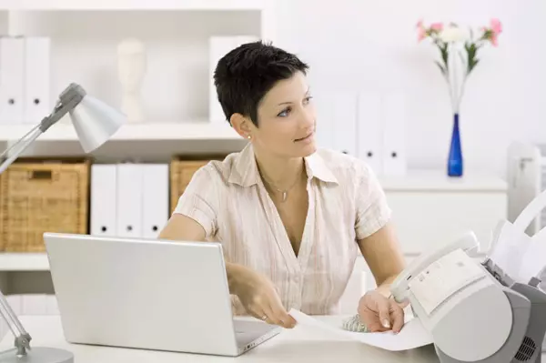 Mulher no escritório em casa