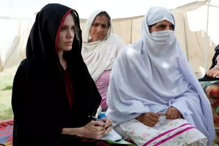 Si Angelina Jolie ay bumisita sa mga biktima ng baha sa Pakistan