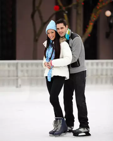 幸せなカップルのアイススケート