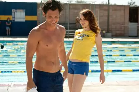 Penn Badgley ndi Emma Stone mu Easy A